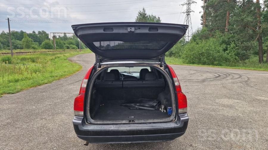 Black Volvo V70 2004 in Bauska, with an engine capacity of 2.40 L and mileage of 316 thousand km for 1490 €, photo 18 on AUTOMOTO.COM.LV