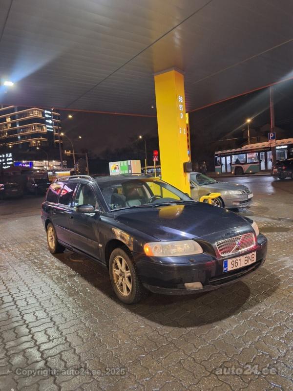 Black Volvo V70 2004 in Tallinn, with an engine capacity of 2.40 L and mileage of 410 thousand km for 2299 €, photo 1 on AUTOMOTO.COM.LV