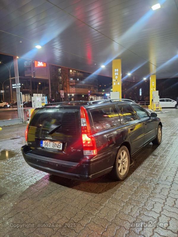 Black Volvo V70 2004 in Tallinn, with an engine capacity of 2.40 L and mileage of 410 thousand km for 2299 €, photo 2 on AUTOMOTO.COM.LV