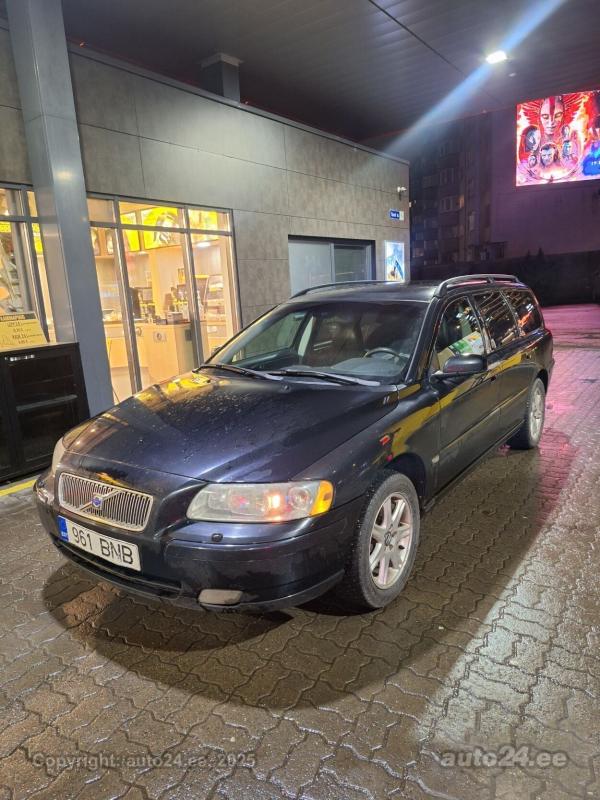 Black Volvo V70 2004 in Tallinn, with an engine capacity of 2.40 L and mileage of 410 thousand km for 2299 €, photo 4 on AUTOMOTO.COM.LV