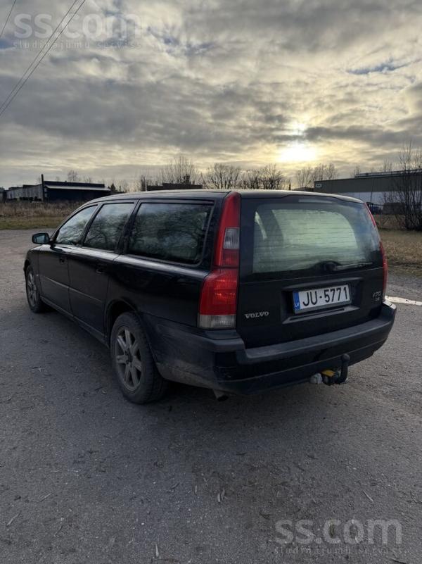 Black Volvo V70 2004 in Ogre, with an engine capacity of 2.40 L and mileage of 460 thousand km for 1500 €, photo 5 on AUTOMOTO.COM.LV