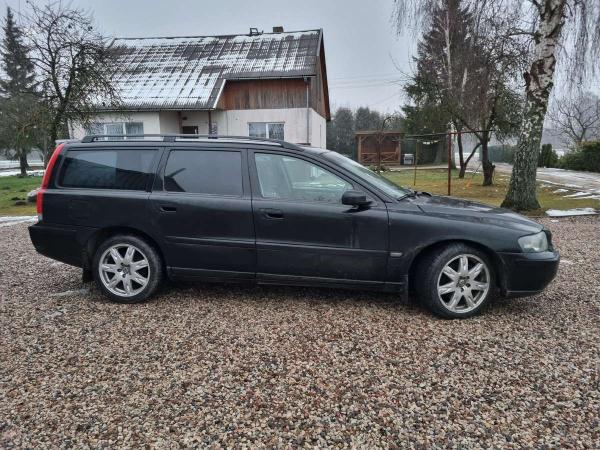 Black Volvo V70 2004 in Ariogala, with an engine capacity of 2.40 L and mileage of 502 thousand km for 2200 €, photo 1 on AUTOMOTO.COM.LV