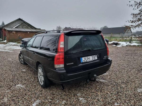 Black Volvo V70 2004 in Ariogala, with an engine capacity of 2.40 L and mileage of 502 thousand km for 2200 €, photo 4 on AUTOMOTO.COM.LV