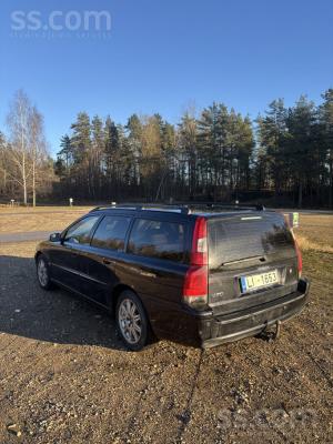 Melns Volvo V70 2004 Madona, ar dzinēja tilpumu 2.40 L un nobraukumu 350 tūkst. km par 1350 €, foto  vietnē AUTOMOTO.COM.LV
