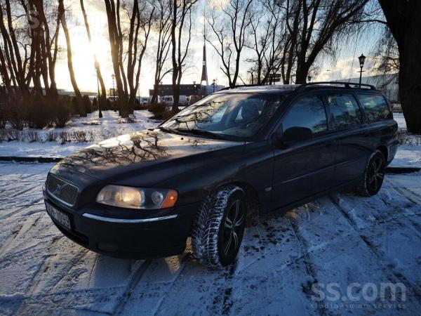 Black Volvo V70 2004 in Riga, with an engine capacity of 2.40 L and mileage of 0 thousand km for 2290 €, photo 4 on AUTOMOTO.COM.LV