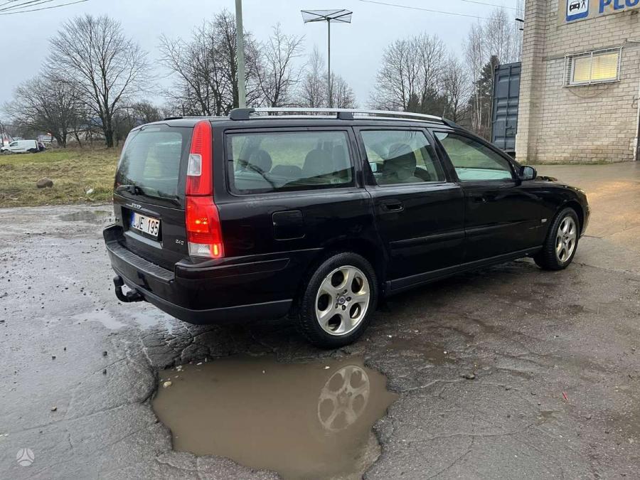 Melns Volvo V70 2004 Viļņa, ar dzinēja tilpumu 2.40 L un nobraukumu 326 tūkst. km par 1700 €, foto 3 vietnē AUTOMOTO.COM.LV