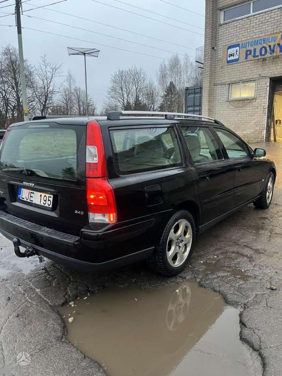 Melns Volvo V70 2004 Viļņa, ar dzinēja tilpumu 2.40 L un nobraukumu 326 tūkst. km par 1700 €, foto 4 vietnē AUTOMOTO.COM.LV