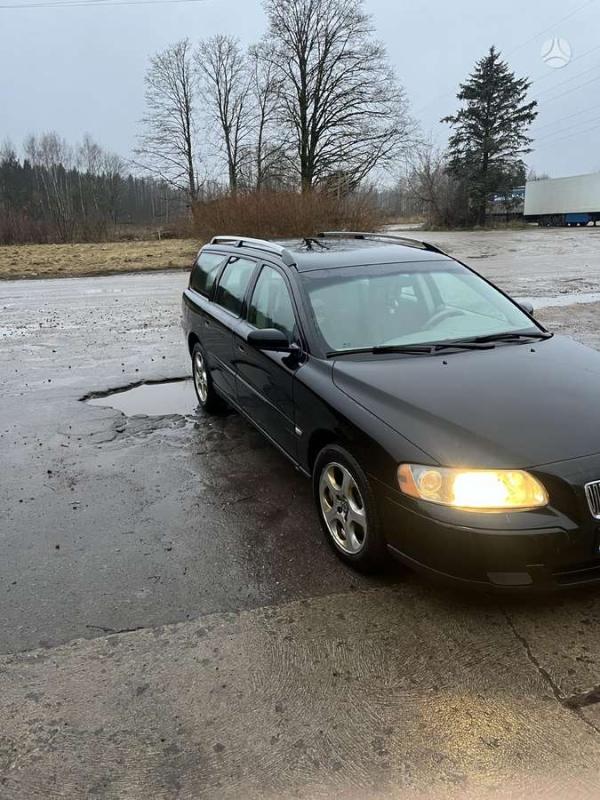 Melns Volvo V70 2004 Viļņa, ar dzinēja tilpumu 2.40 L un nobraukumu 326 tūkst. km par 1700 €, foto 5 vietnē AUTOMOTO.COM.LV