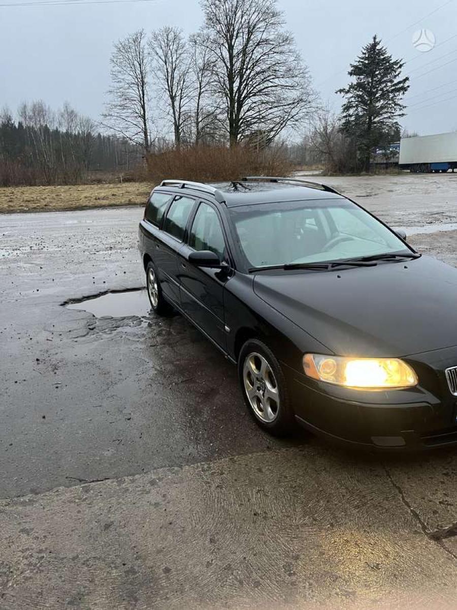 Melns Volvo V70 2004 Viļņa, ar dzinēja tilpumu 2.40 L un nobraukumu 326 tūkst. km par 1700 €, foto 5 vietnē AUTOMOTO.COM.LV