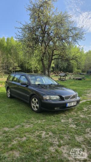 Black Volvo V70 2004 in Alytus, with an engine capacity of 2.40 L and mileage of 400 thousand km for 750 €, photo  on AUTOMOTO.COM.LV