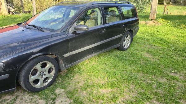 Black Volvo V70 2004 in Alytus, with an engine capacity of 2.40 L and mileage of 400 thousand km for 750 €, photo 2 on AUTOMOTO.COM.LV
