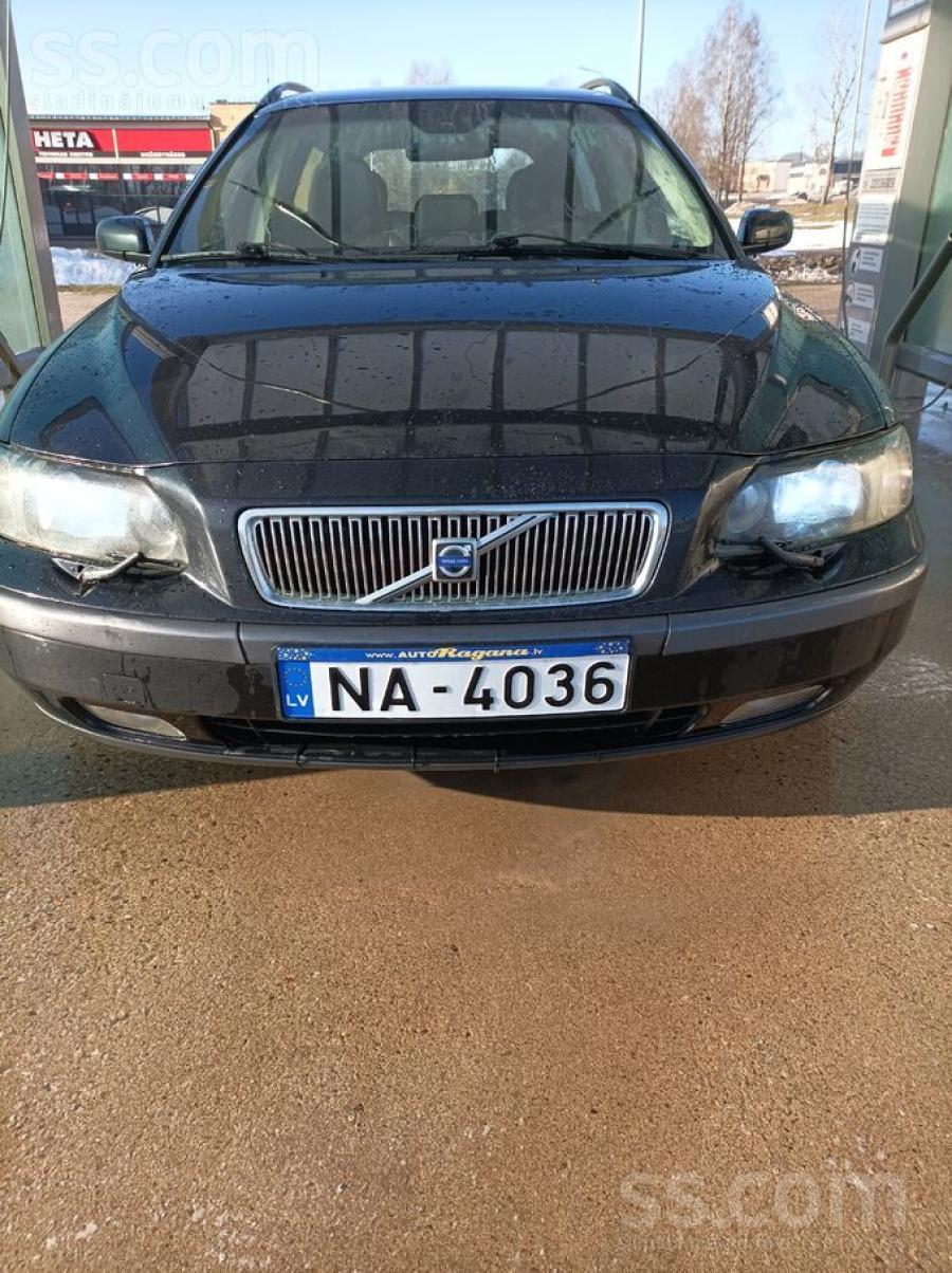 Black Volvo V70 2004 in Madona, with an engine capacity of 2.40 L and mileage of 336 thousand km for 2150 €, photo 1 on AUTOMOTO.COM.LV