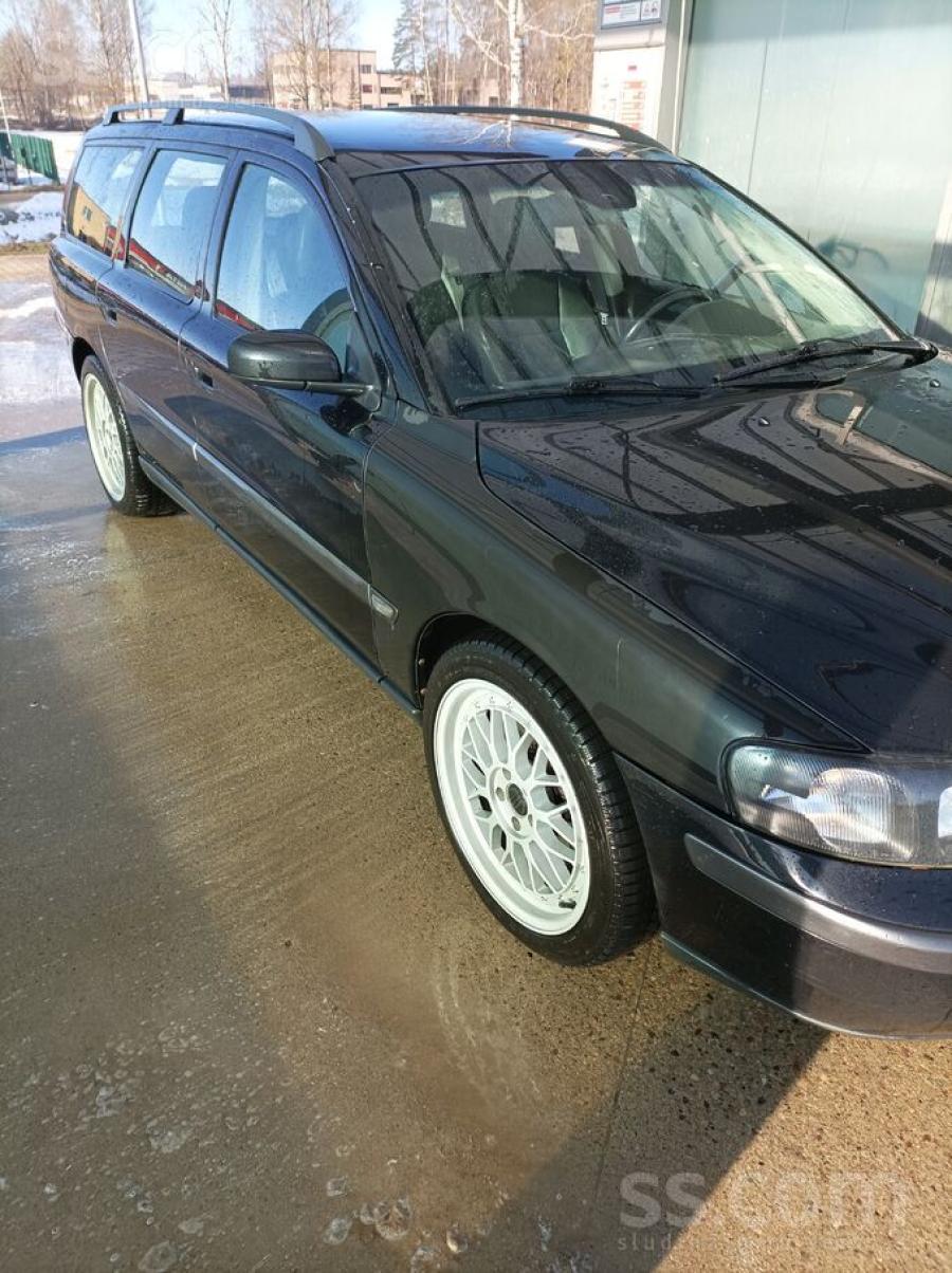 Black Volvo V70 2004 in Madona, with an engine capacity of 2.40 L and mileage of 336 thousand km for 2150 €, photo 3 on AUTOMOTO.COM.LV