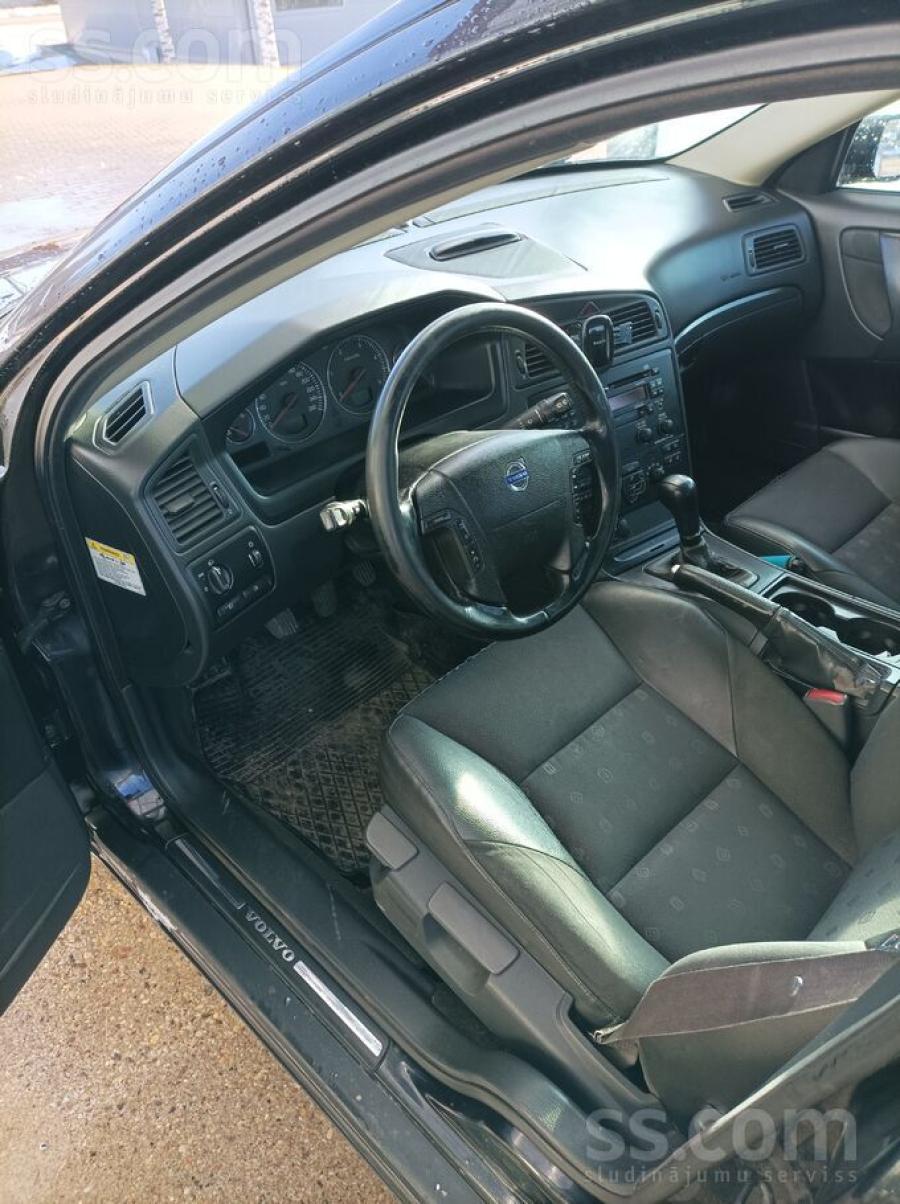 Black Volvo V70 2004 in Madona, with an engine capacity of 2.40 L and mileage of 336 thousand km for 2150 €, photo 4 on AUTOMOTO.COM.LV