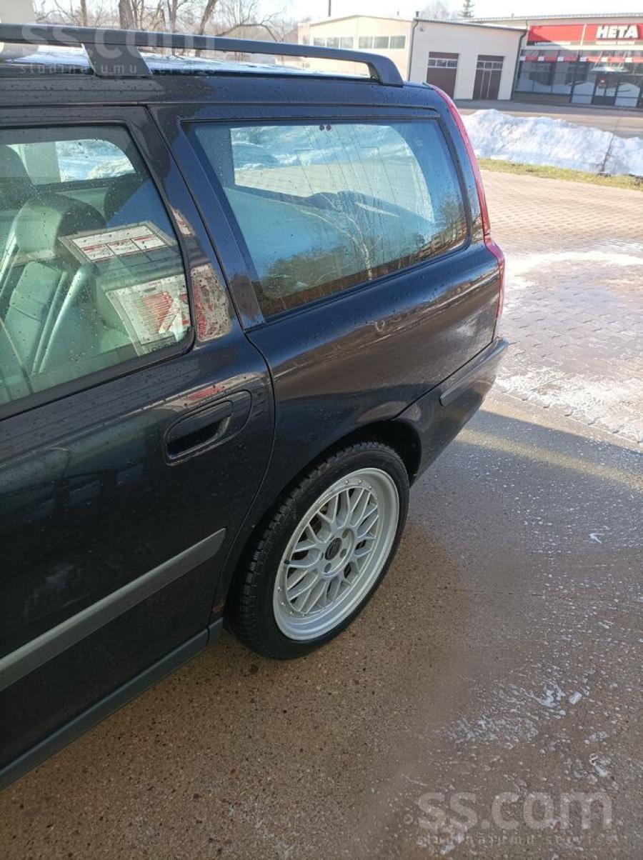 Black Volvo V70 2004 in Madona, with an engine capacity of 2.40 L and mileage of 336 thousand km for 2150 €, photo 5 on AUTOMOTO.COM.LV