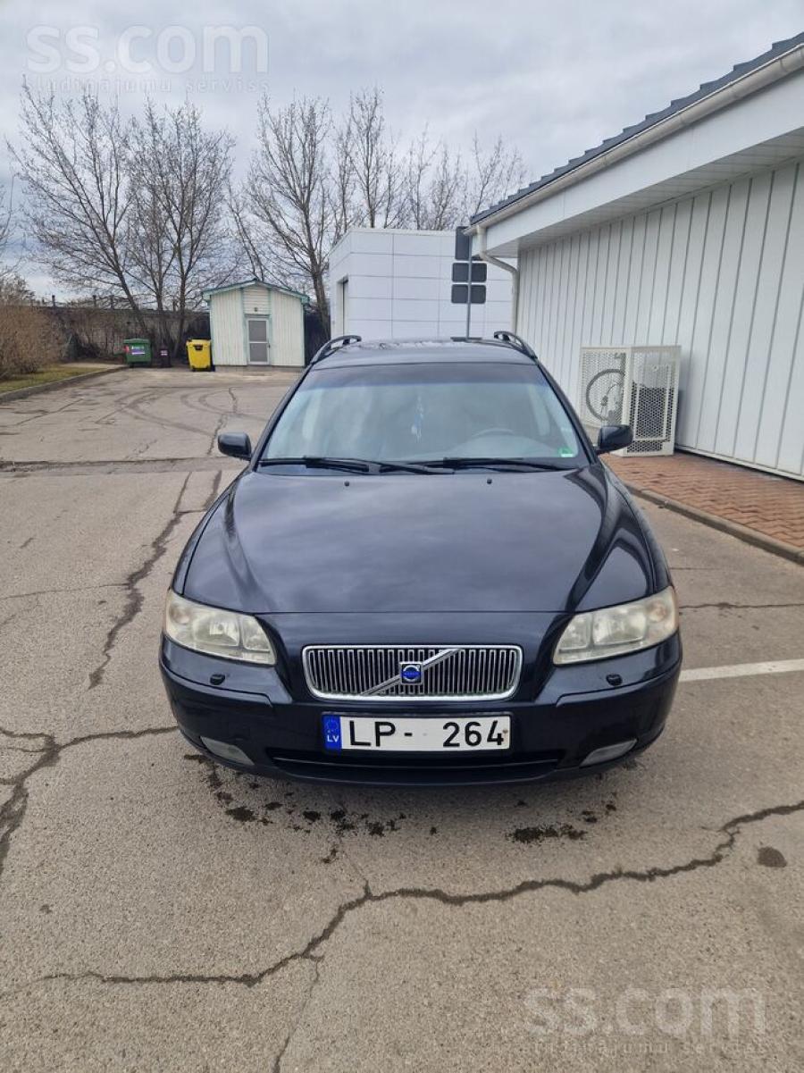 Black Volvo V70 2004 in Riga, with an engine capacity of 2.40 L and mileage of 310 thousand km for 1600 €, photo 4 on AUTOMOTO.COM.LV