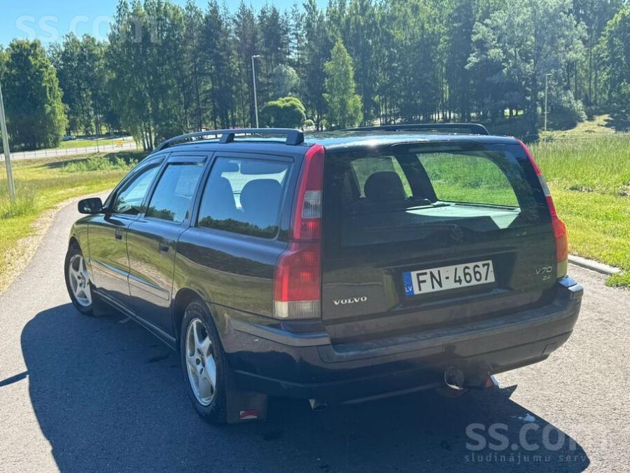 Melns Volvo V70 2004 Alūksne, ar dzinēja tilpumu 2.40 L un nobraukumu 445 tūkst. km par 1000 €, foto 4 vietnē AUTOMOTO.COM.LV
