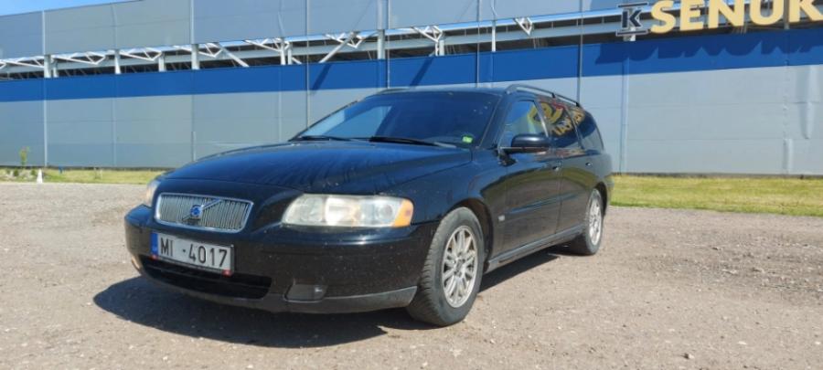 Melns Volvo V70 2004 Rīga, ar dzinēja tilpumu 2.40 L un nobraukumu 383 tūkst. km par 2350 €, foto 3 vietnē AUTOMOTO.COM.LV