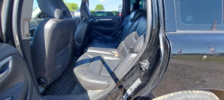 Melns Volvo V70 2004 Rīga, ar dzinēja tilpumu 2.40 L un nobraukumu 383 tūkst. km par 2350 €, foto 24 vietnē AUTOMOTO.COM.LV