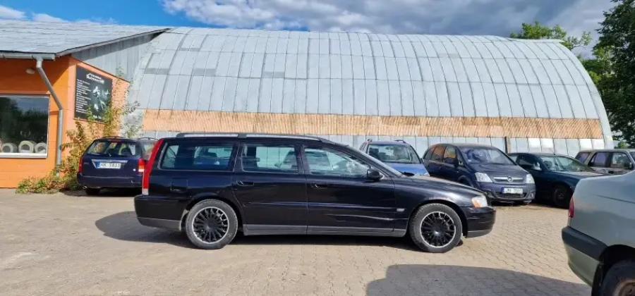 Black Volvo V70 2004 in Valmiera, with an engine capacity of 2.40 L and mileage of 307 thousand km for 1600 €, photo 3 on AUTOMOTO.COM.LV