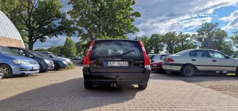 Black Volvo V70 2004 in Valmiera, with an engine capacity of 2.40 L and mileage of 307 thousand km for 1600 €, photo 5 on AUTOMOTO.COM.LV