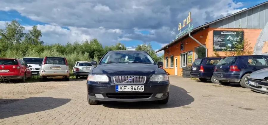 Black Volvo V70 2004 in Valmiera, with an engine capacity of 2.40 L and mileage of 307 thousand km for 1600 €, photo 9 on AUTOMOTO.COM.LV
