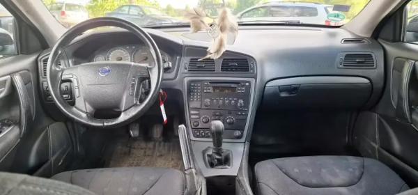 Black Volvo V70 2004 in Valmiera, with an engine capacity of 2.40 L and mileage of 307 thousand km for 1600 €, photo 9 on AUTOMOTO.COM.LV