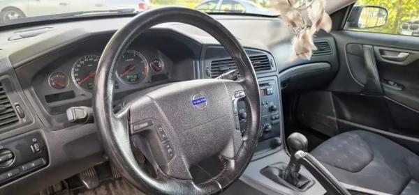 Black Volvo V70 2004 in Valmiera, with an engine capacity of 2.40 L and mileage of 307 thousand km for 1600 €, photo 10 on AUTOMOTO.COM.LV