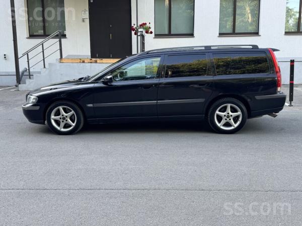 Black Volvo V70 2004 in Riga, with an engine capacity of 2.40 L and mileage of 280 thousand km for 1600 €, photo 5 on AUTOMOTO.COM.LV