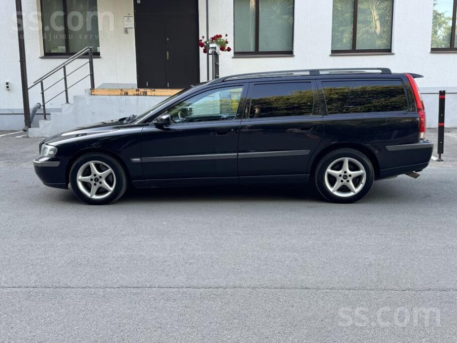 Black Volvo V70 2004 in Riga, with an engine capacity of 2.40 L and mileage of 280 thousand km for 1600 €, photo 6 on AUTOMOTO.COM.LV