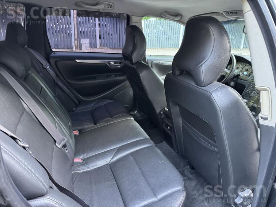 Black Volvo V70 2004 in Riga, with an engine capacity of 2.40 L and mileage of 280 thousand km for 1600 €, photo 7 on AUTOMOTO.COM.LV