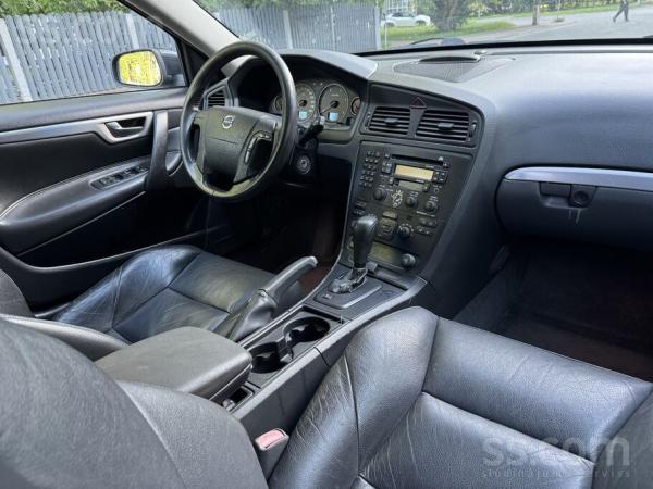 Black Volvo V70 2004 in Riga, with an engine capacity of 2.40 L and mileage of 280 thousand km for 1600 €, photo 7 on AUTOMOTO.COM.LV