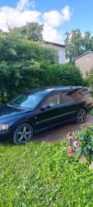 Black Volvo V70 2004 in Tartu, with an engine capacity of 2.40 L and mileage of 423 thousand km for 2300 €, photo 8 on AUTOMOTO.COM.LV