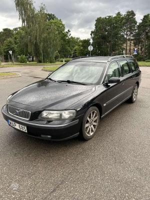 Melns Volvo V70 2004 Alīta, ar dzinēja tilpumu 2.40 L un nobraukumu 391 tūkst. km par 1500 €, foto  vietnē AUTOMOTO.COM.LV