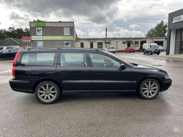 Melns Volvo V70 2004 Alīta, ar dzinēja tilpumu 2.40 L un nobraukumu 391 tūkst. km par 1500 €, foto 5 vietnē AUTOMOTO.COM.LV