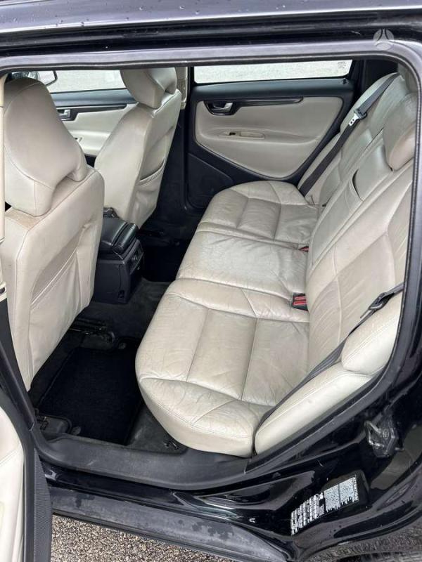 Melns Volvo V70 2004 Alīta, ar dzinēja tilpumu 2.40 L un nobraukumu 391 tūkst. km par 1500 €, foto 10 vietnē AUTOMOTO.COM.LV
