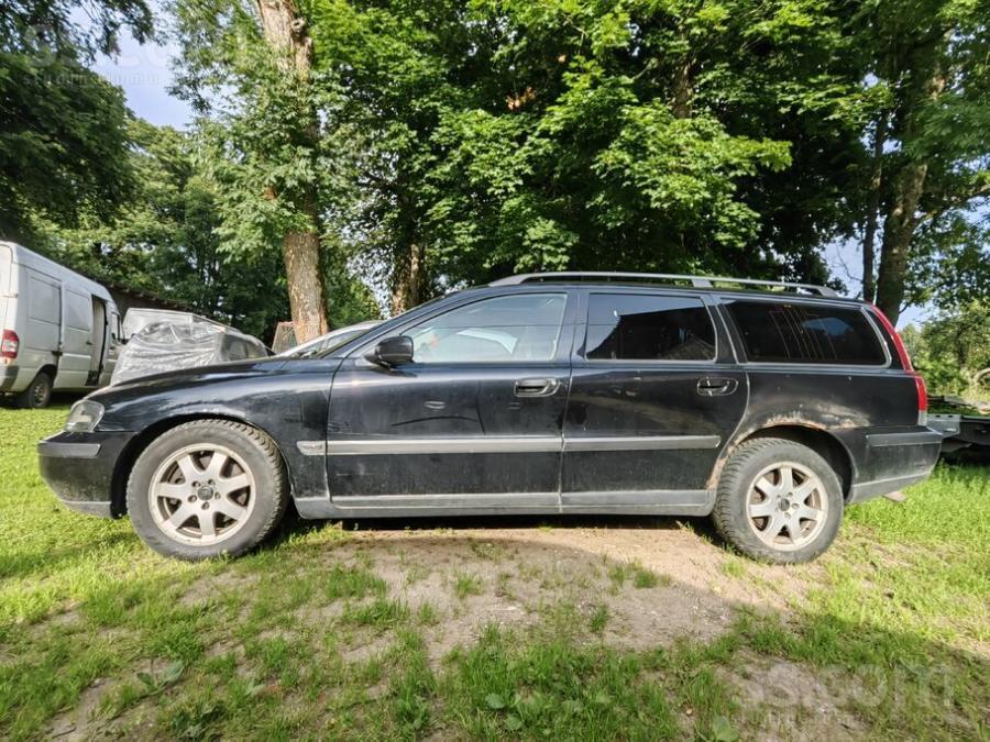 Black Volvo V70 2004 in Cesis, with an engine capacity of 2.40 L and mileage of 428 thousand km for 800 €, photo 3 on AUTOMOTO.COM.LV