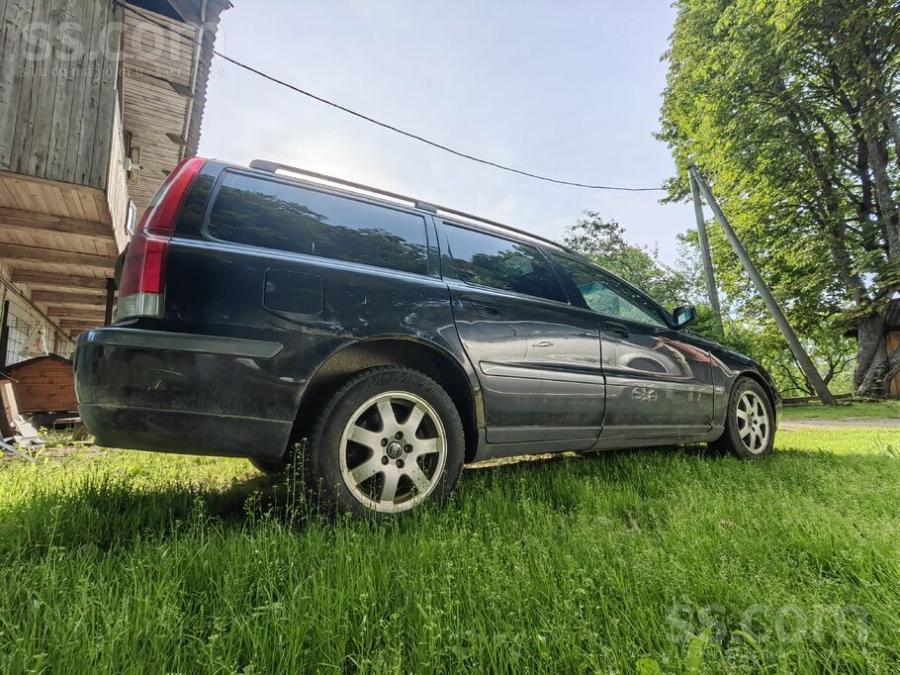 Black Volvo V70 2004 in Cesis, with an engine capacity of 2.40 L and mileage of 428 thousand km for 800 €, photo 4 on AUTOMOTO.COM.LV