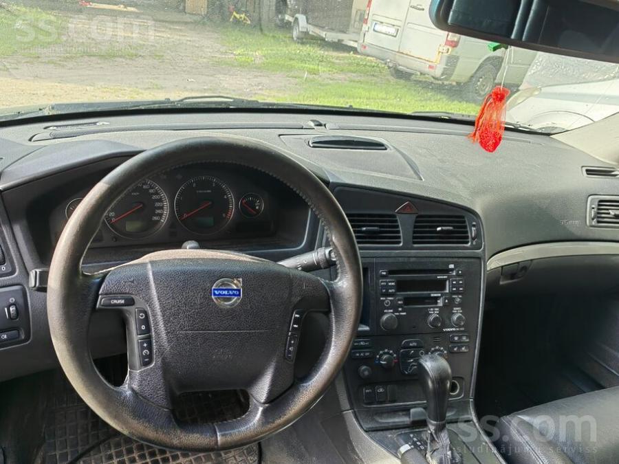Black Volvo V70 2004 in Cesis, with an engine capacity of 2.40 L and mileage of 428 thousand km for 800 €, photo 8 on AUTOMOTO.COM.LV