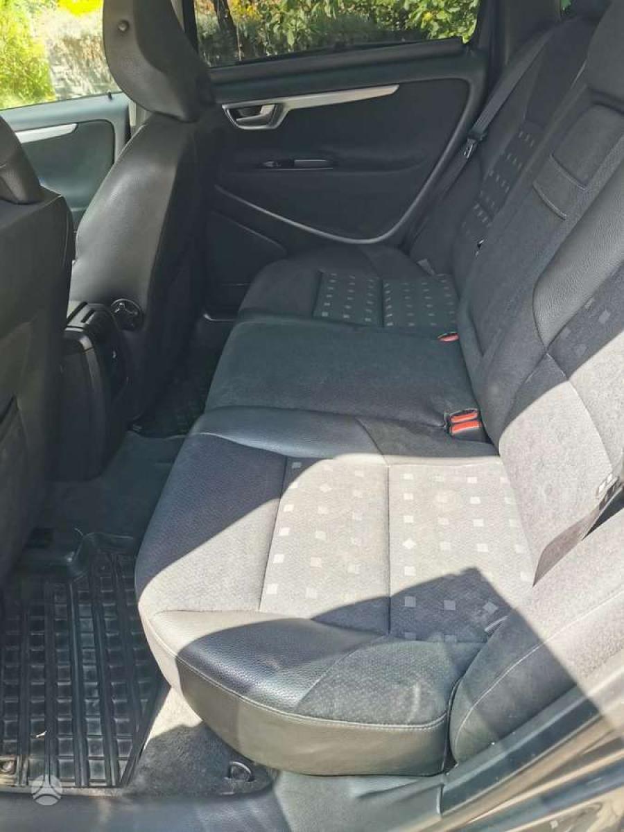 Melns Volvo V70 2004 Kauņa, ar dzinēja tilpumu 2.40 L un nobraukumu 374 tūkst. km par 2200 €, foto 15 vietnē AUTOMOTO.COM.LV