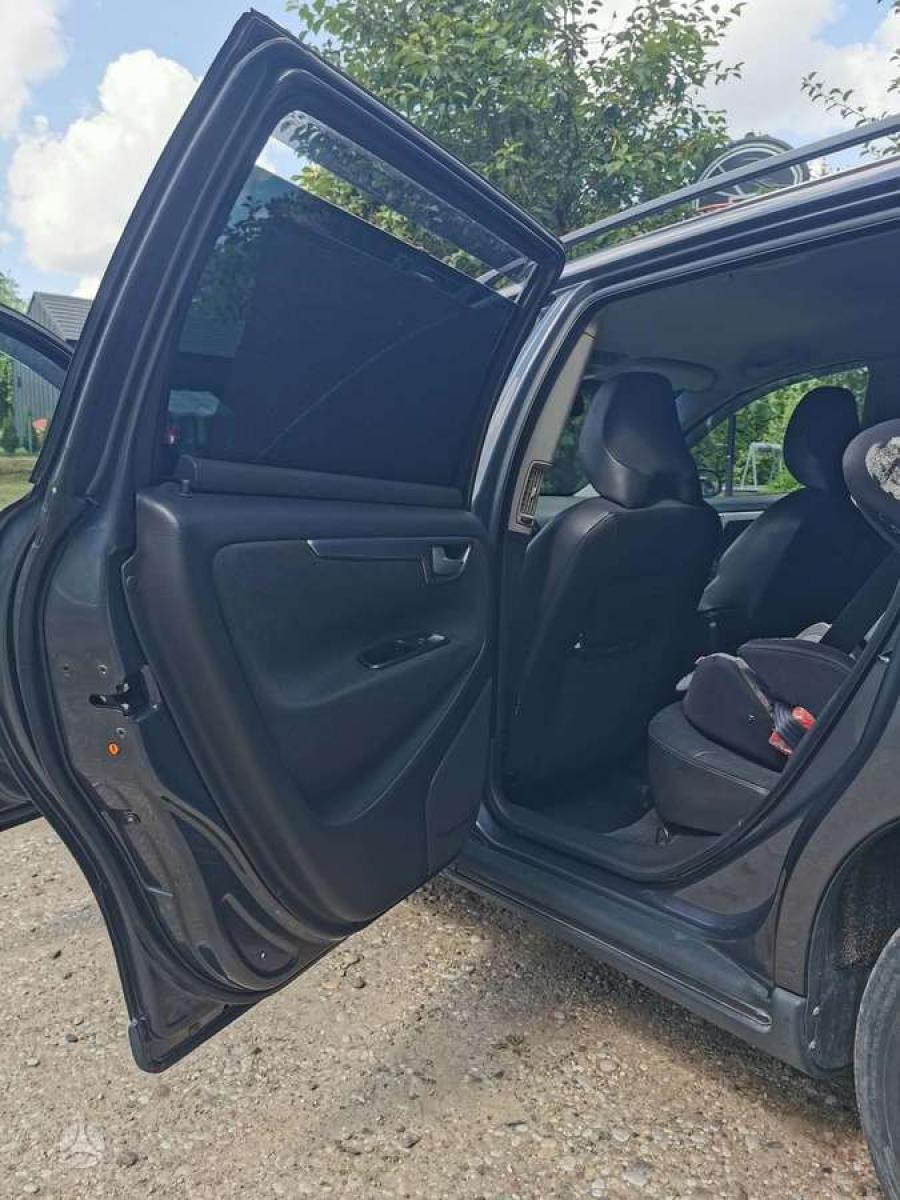 Melns Volvo V70 2004 Kauņa, ar dzinēja tilpumu 2.40 L un nobraukumu 374 tūkst. km par 2200 €, foto 16 vietnē AUTOMOTO.COM.LV