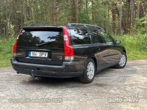 Black Volvo V70 2004 in Tallinn, with an engine capacity of 2.40 L and mileage of 294 thousand km for 2000 €, photo 3 on AUTOMOTO.COM.LV