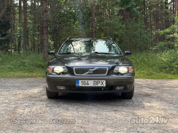 Black Volvo V70 2004 in Tallinn, with an engine capacity of 2.40 L and mileage of 294 thousand km for 2000 €, photo 3 on AUTOMOTO.COM.LV
