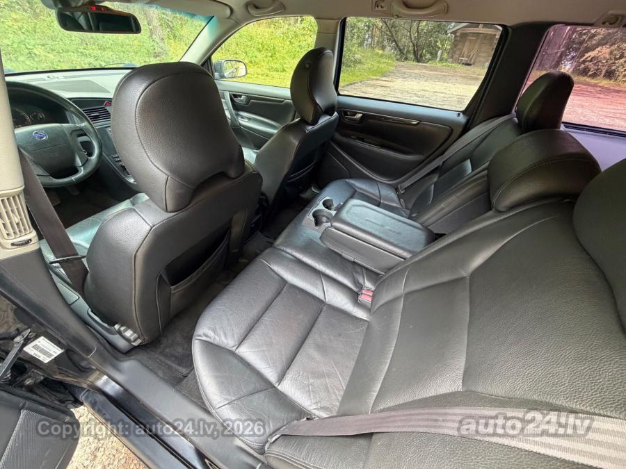 Black Volvo V70 2004 in Tallinn, with an engine capacity of 2.40 L and mileage of 294 thousand km for 2000 €, photo 8 on AUTOMOTO.COM.LV