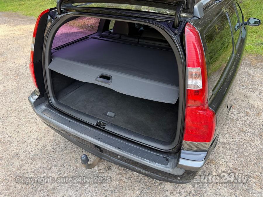 Black Volvo V70 2004 in Tallinn, with an engine capacity of 2.40 L and mileage of 294 thousand km for 2000 €, photo 9 on AUTOMOTO.COM.LV