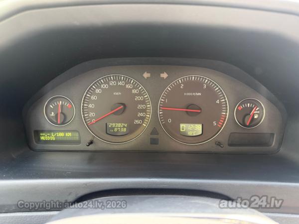 Black Volvo V70 2004 in Tallinn, with an engine capacity of 2.40 L and mileage of 294 thousand km for 2000 €, photo 10 on AUTOMOTO.COM.LV
