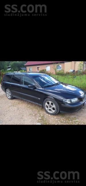 Melns Volvo V70 2004 Ogre, ar dzinēja tilpumu 2.40 L un nobraukumu 370 tūkst. km par 1300 €, foto  vietnē AUTOMOTO.COM.LV