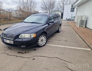 Melns Volvo V70 2004 Rīga, ar dzinēja tilpumu 2.40 L un nobraukumu 310 tūkst. km par 1050 €, foto  vietnē AUTOMOTO.COM.LV