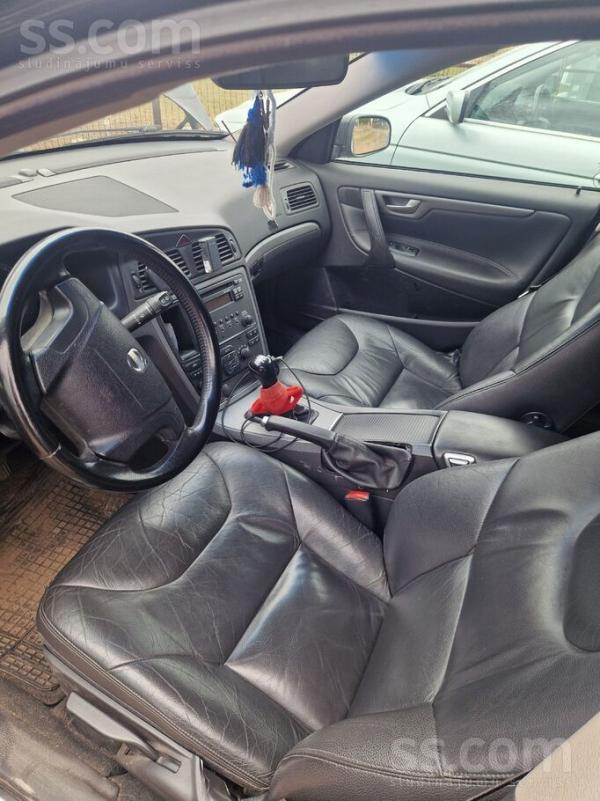 Black Volvo V70 2004 in Riga, with an engine capacity of 2.40 L and mileage of 310 thousand km for 1050 €, photo 5 on AUTOMOTO.COM.LV