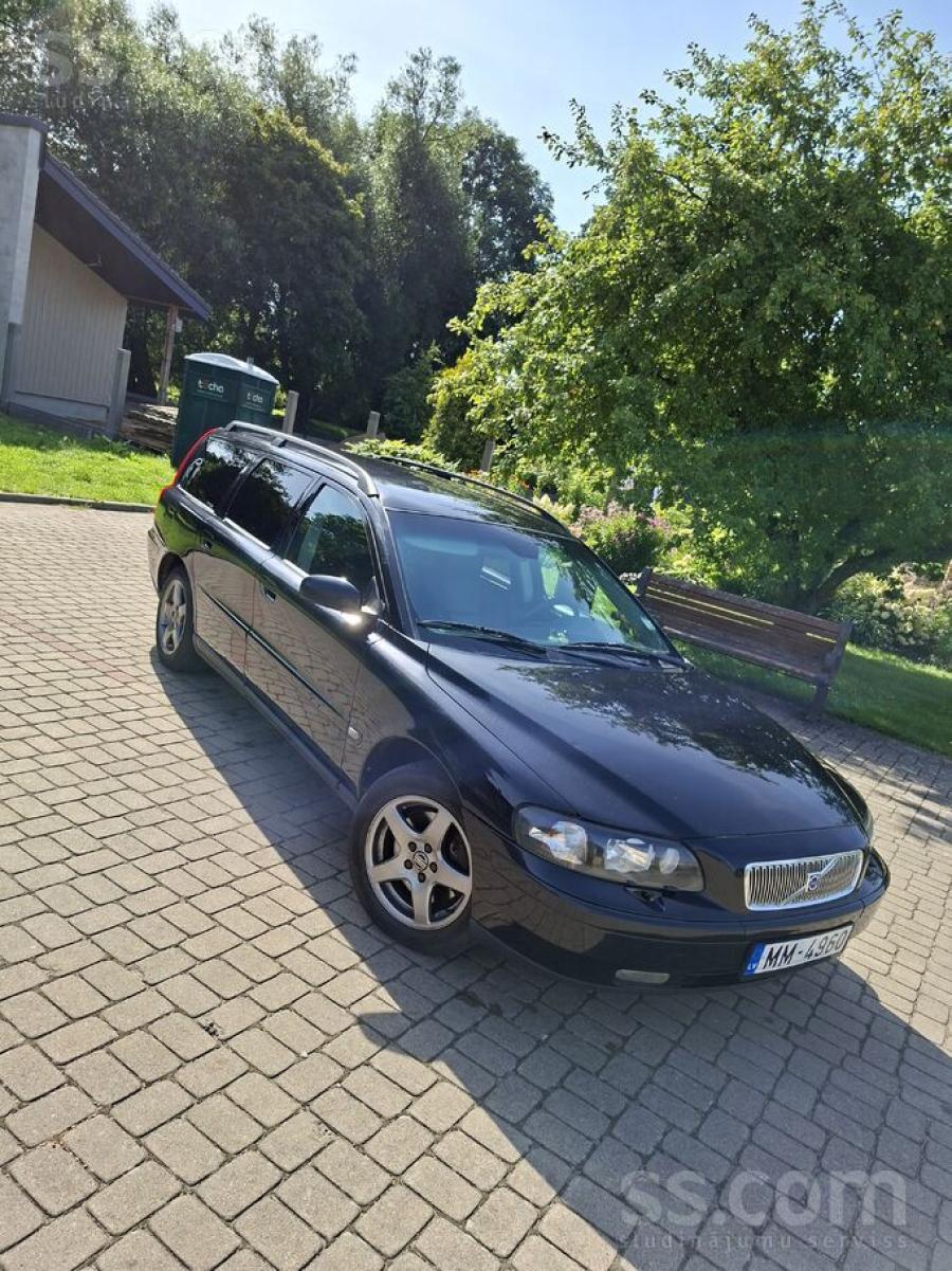 Melns Volvo V70 2004 Liepāja, ar dzinēja tilpumu 2.40 L un nobraukumu 528 tūkst. km par 1450 €, foto 1 vietnē AUTOMOTO.COM.LV